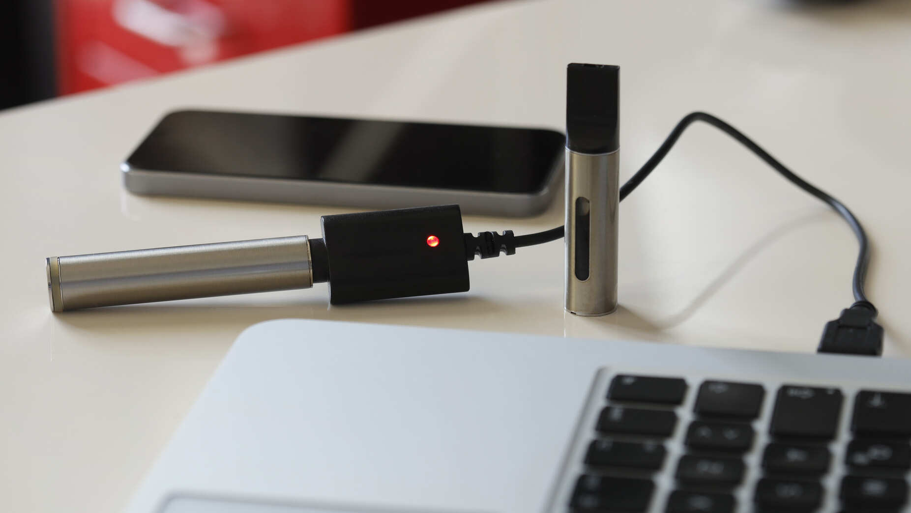 How to Charge Your Vape Pen Safely and Correctly – MUVATEGLOBAL